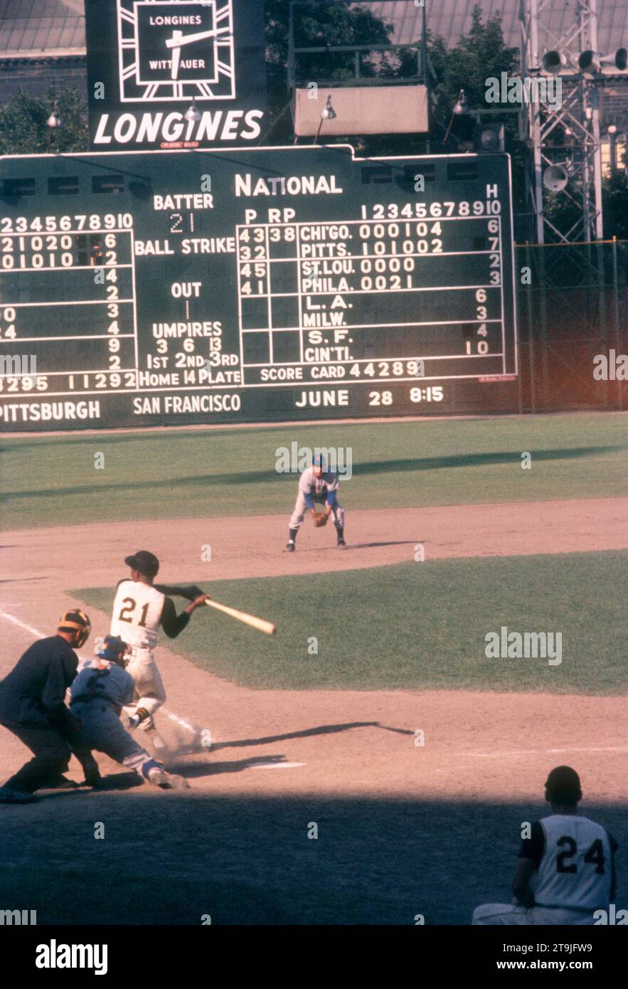 PITTSBURGH, PA - JUNE 26: Roberto Clemente #21 of the Pittsburgh ...