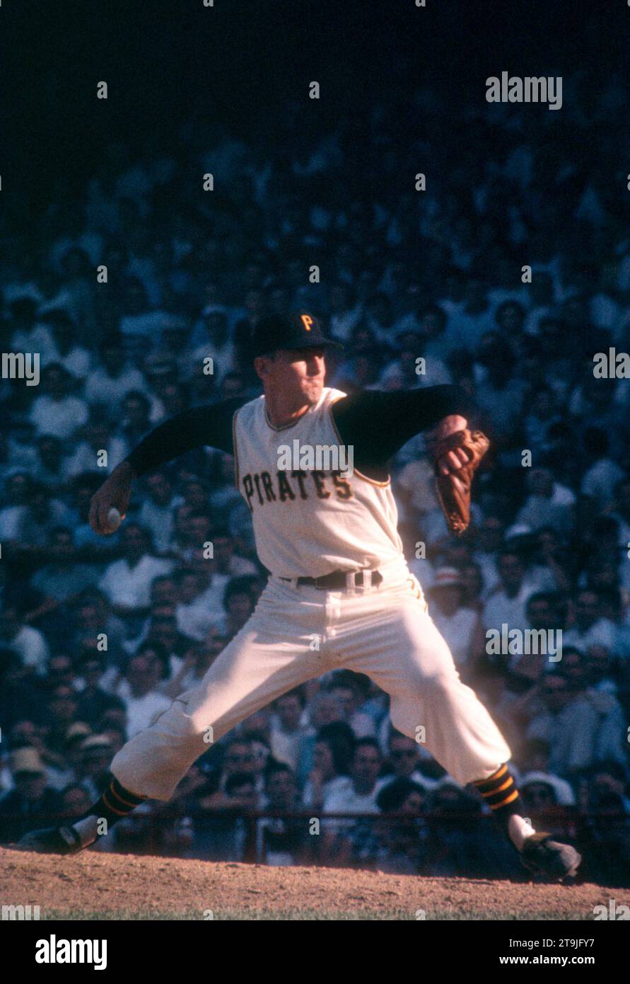PITTSBURGH, PA - JUNE 26: Pitcher Vern Law #32 of the Pittsburgh ...