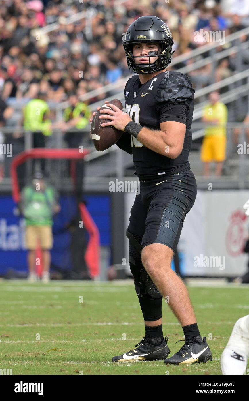 Central Florida quarterback John Rhys Plumlee (10) looks for a receiver ...