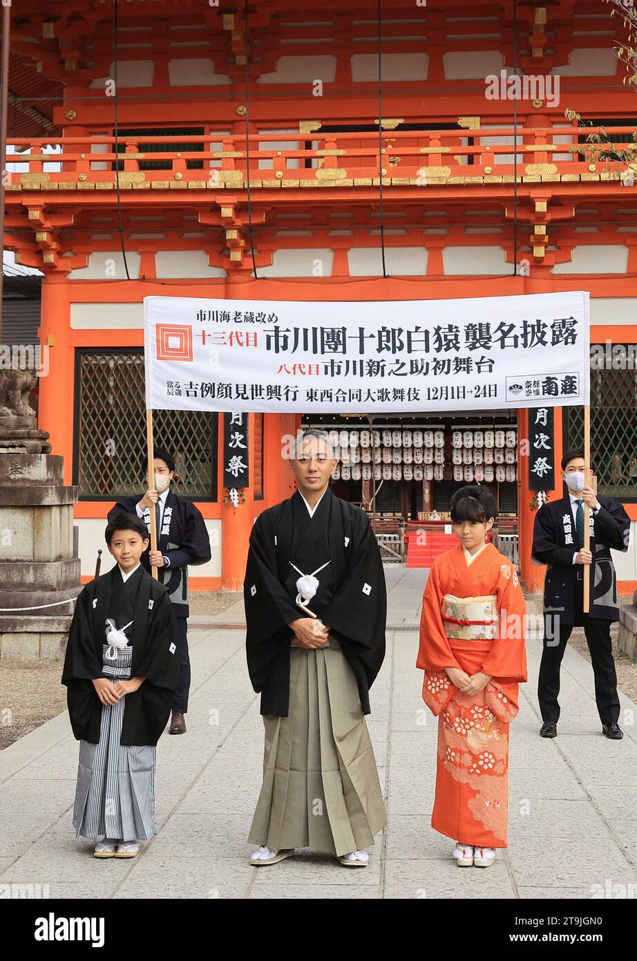 Kabuki actor Ichikawa Danjuro Hakuen (C) and his son Shinnosuke and ...