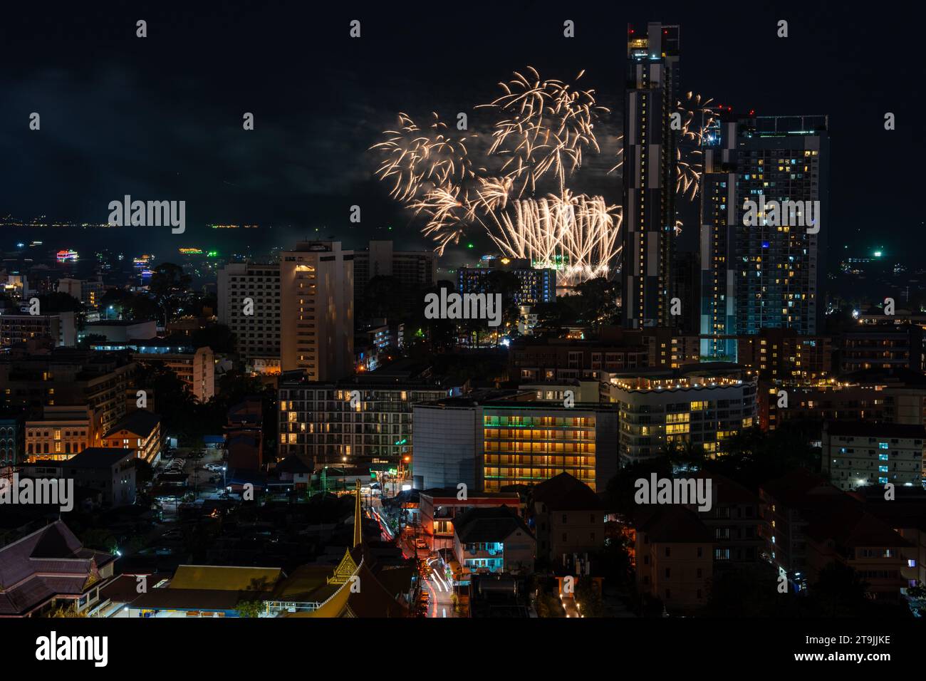 Fireworks display in sea pattaya hi-res stock photography and images ...