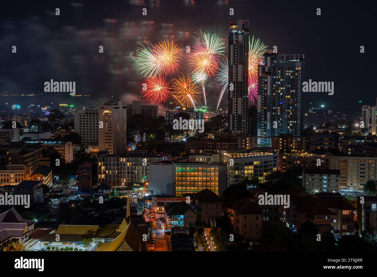 Fireworks display in sea pattaya hi-res stock photography and images ...