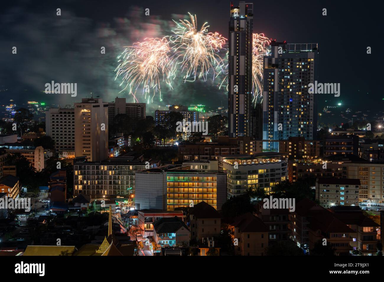 Fireworks display in sea pattaya hi-res stock photography and images ...