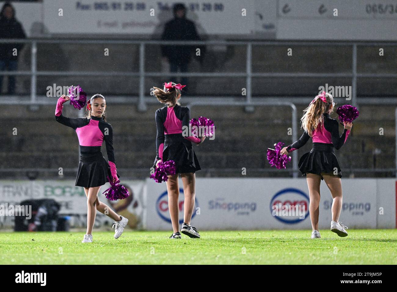 Soccer cheerleaders hi-res stock photography and images - Alamy