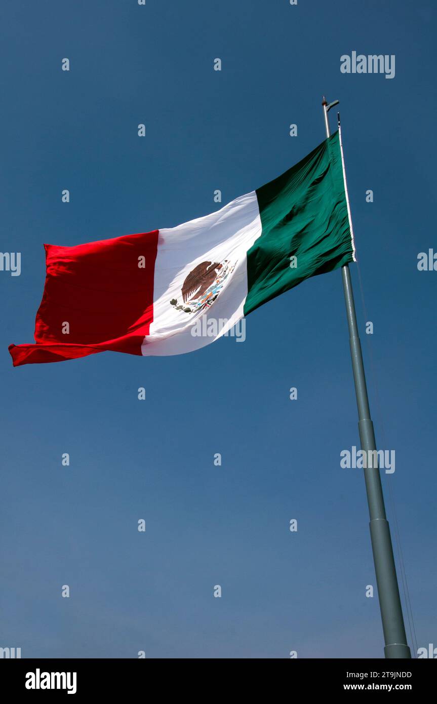 Monumento nacional a la bandera photos hi-res stock photography and ...