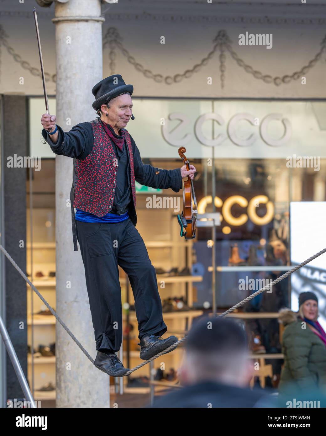 Man playing fiddle on a tightrope hi-res stock photography and images ...