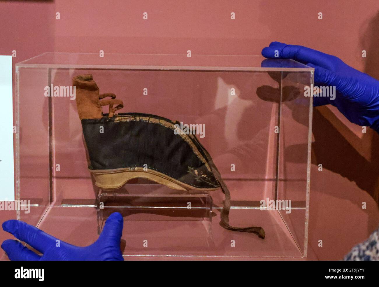 Statement heel hi-res stock photography and images - Alamy