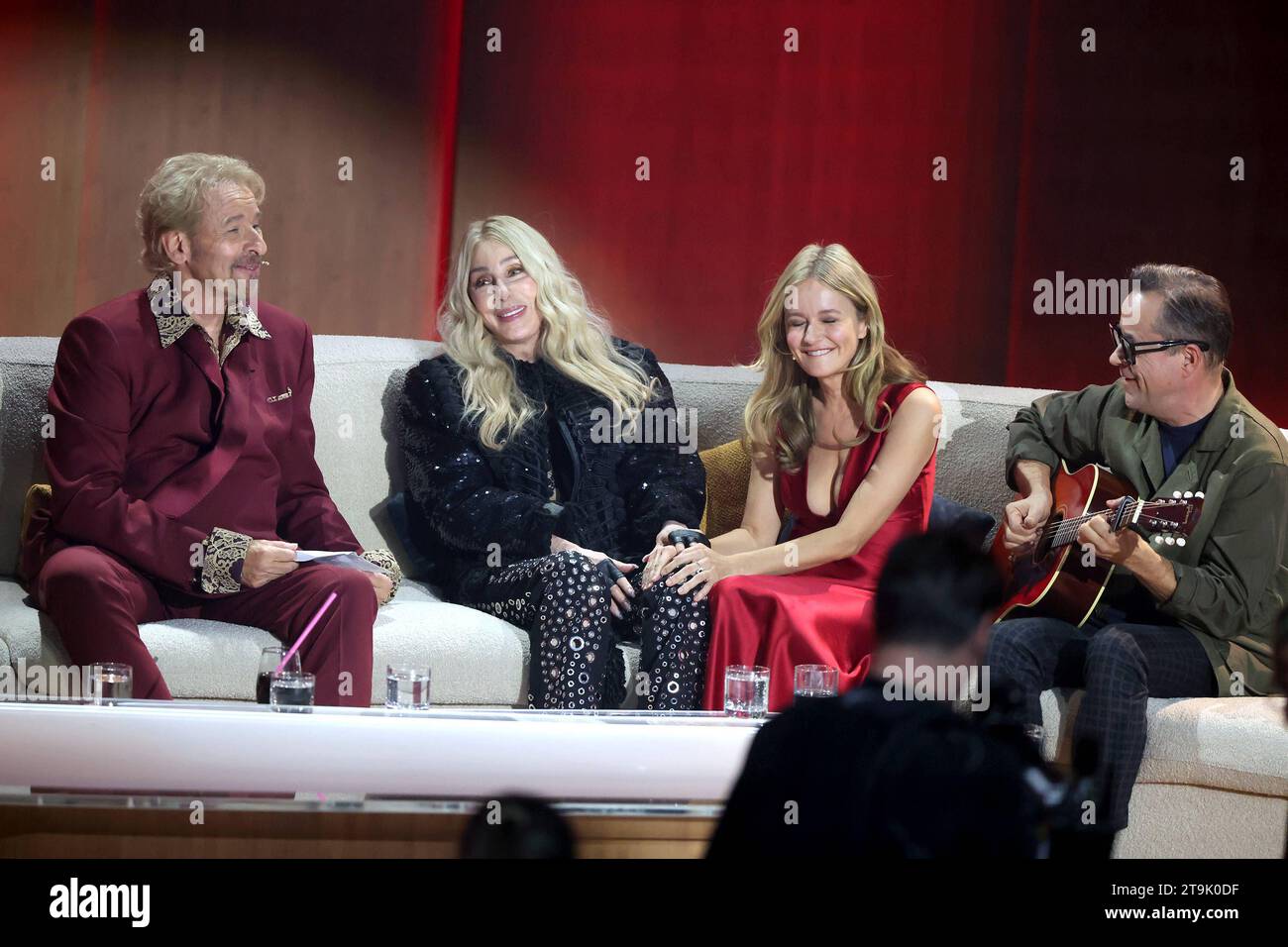 ZDF - Wetten, dass. Fernsehmoderator Thomas Gottschalk, Sängerin Cher, Schauspielerin Stefanie ...