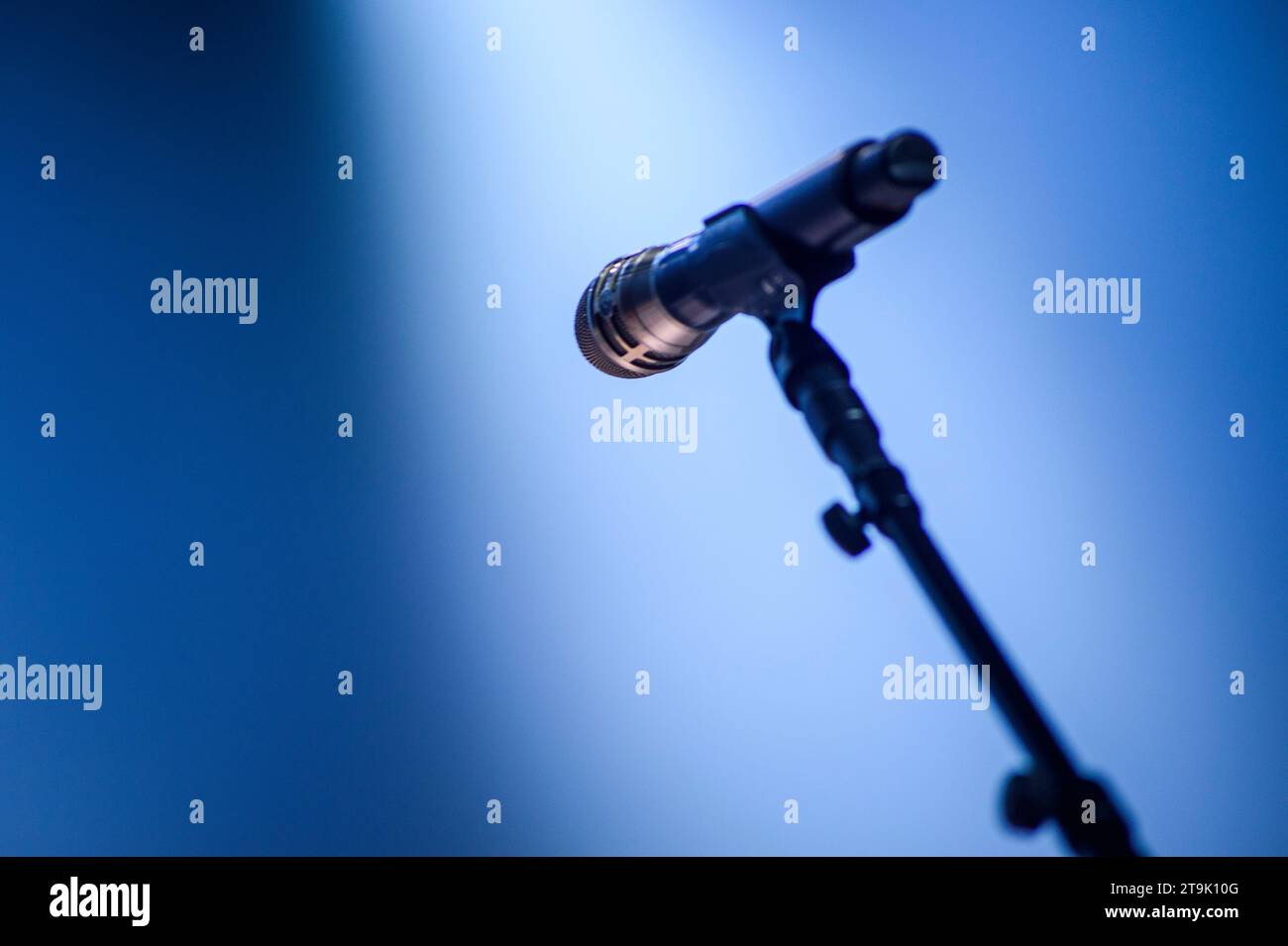 Mic on its support on a stage with a light show | Micro sur scene avec ...