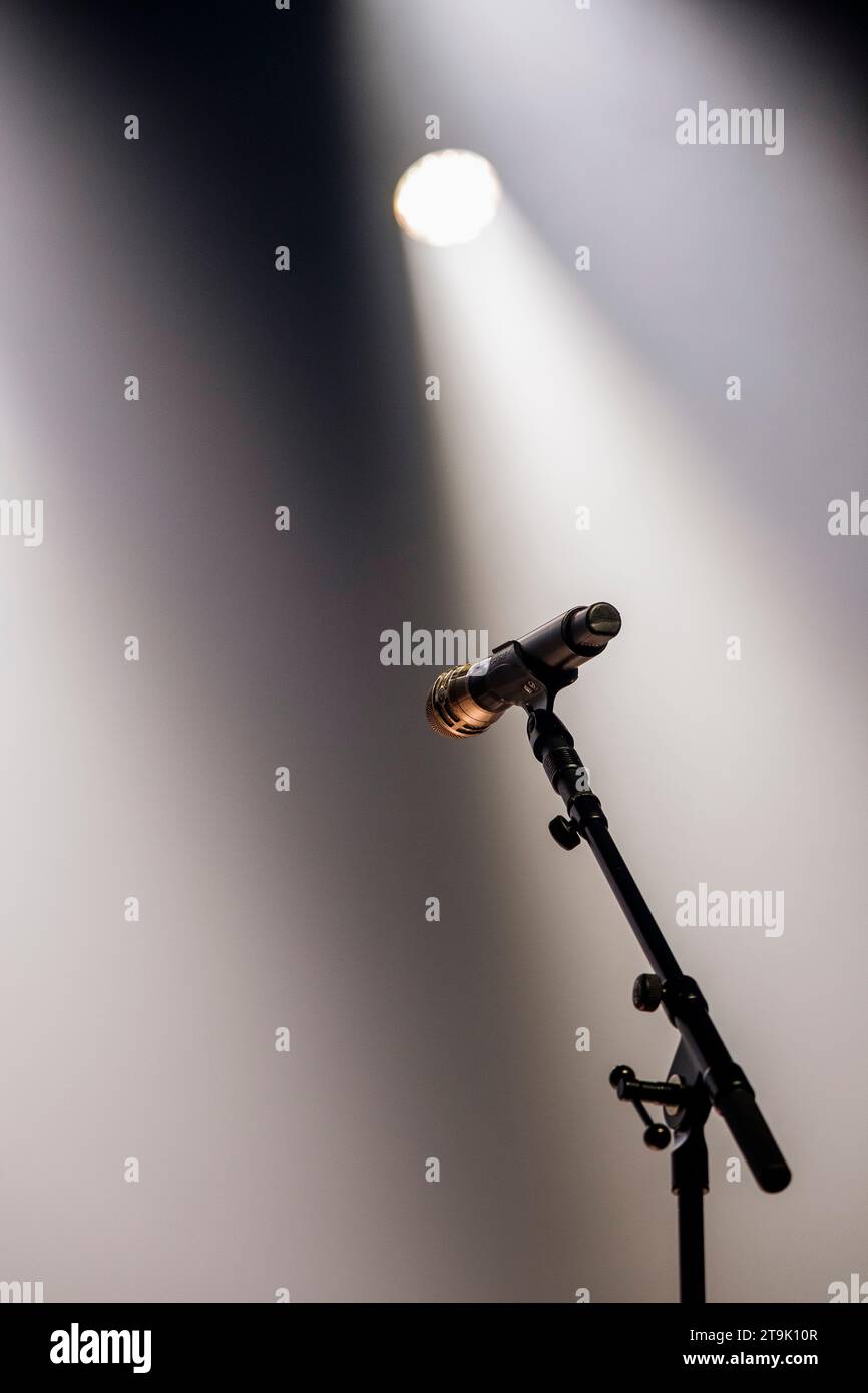 Mic on its support on a stage with a light show | Micro sur scene avec ...