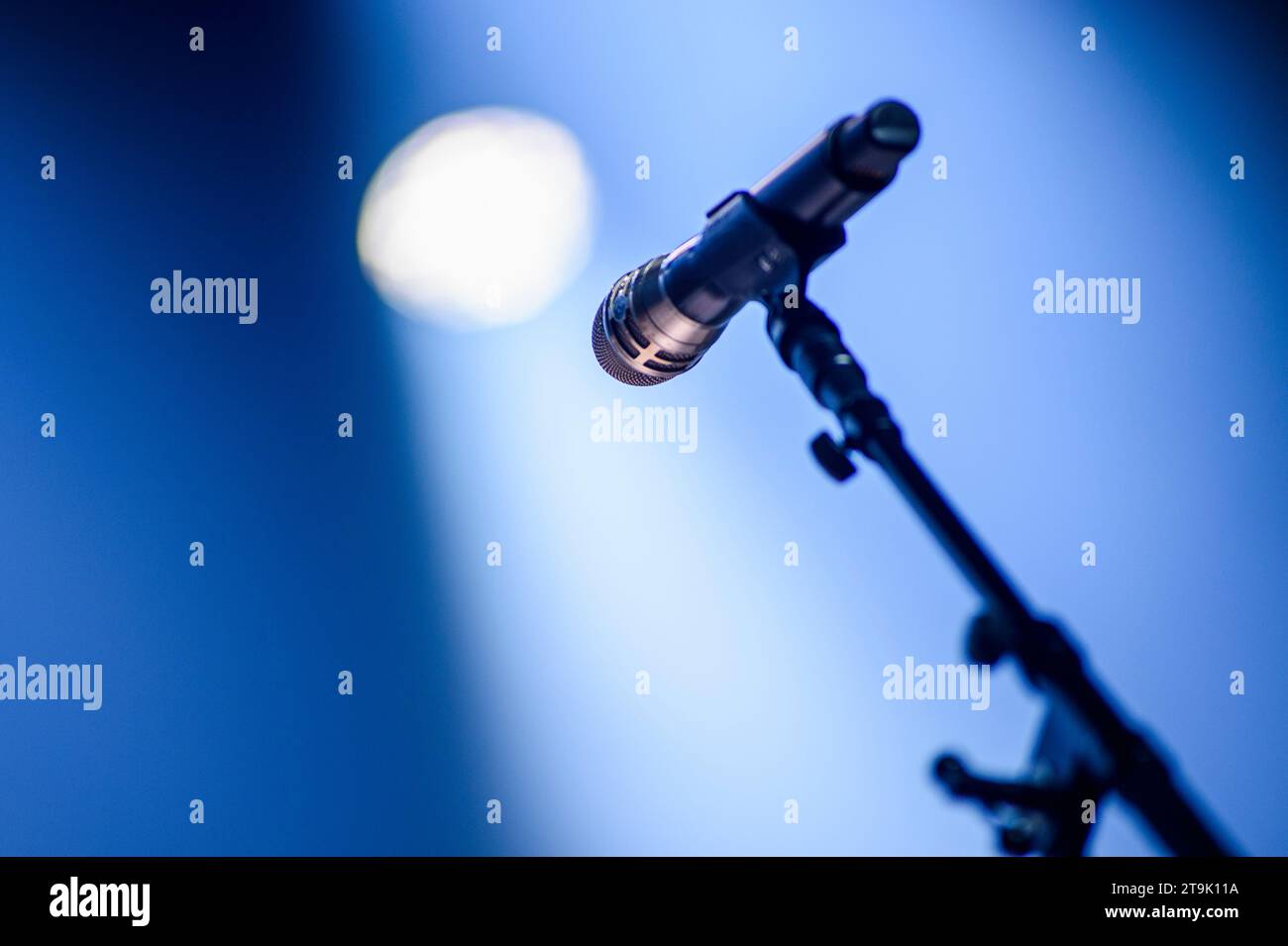 Mic on its support on a stage with a light show | Micro sur scene avec ...