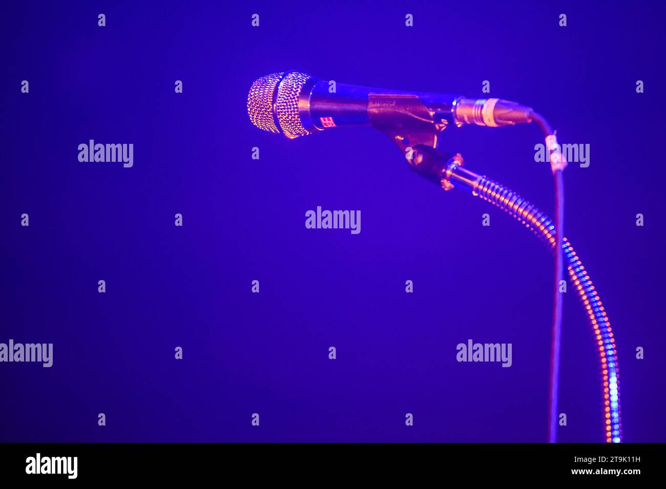 Mic on its support on a stage with a light show | Micro sur scene avec ...