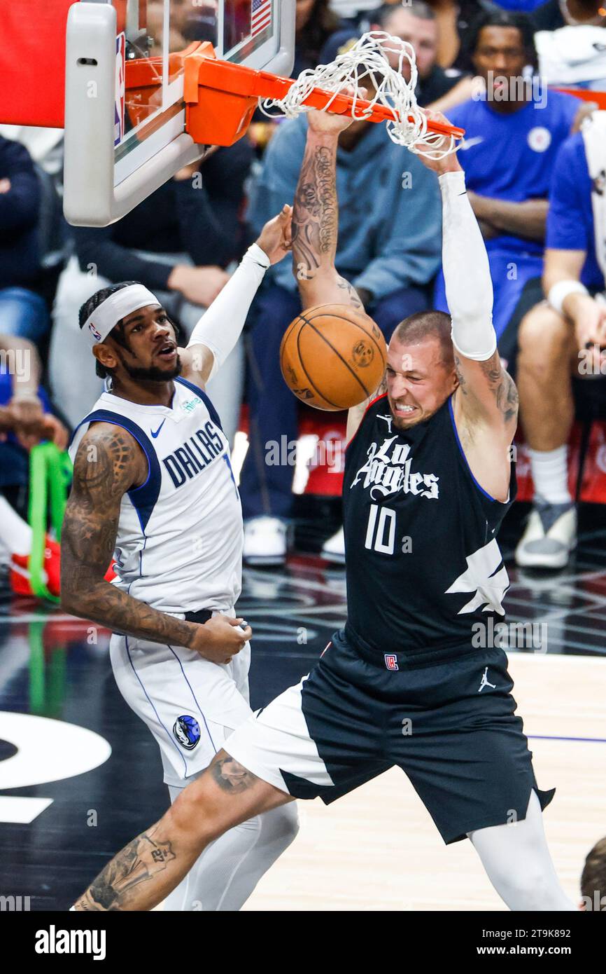Los Angeles, USA. 25th Nov, 2023. Los Angeles Clippers' Daniel Theis (R ...