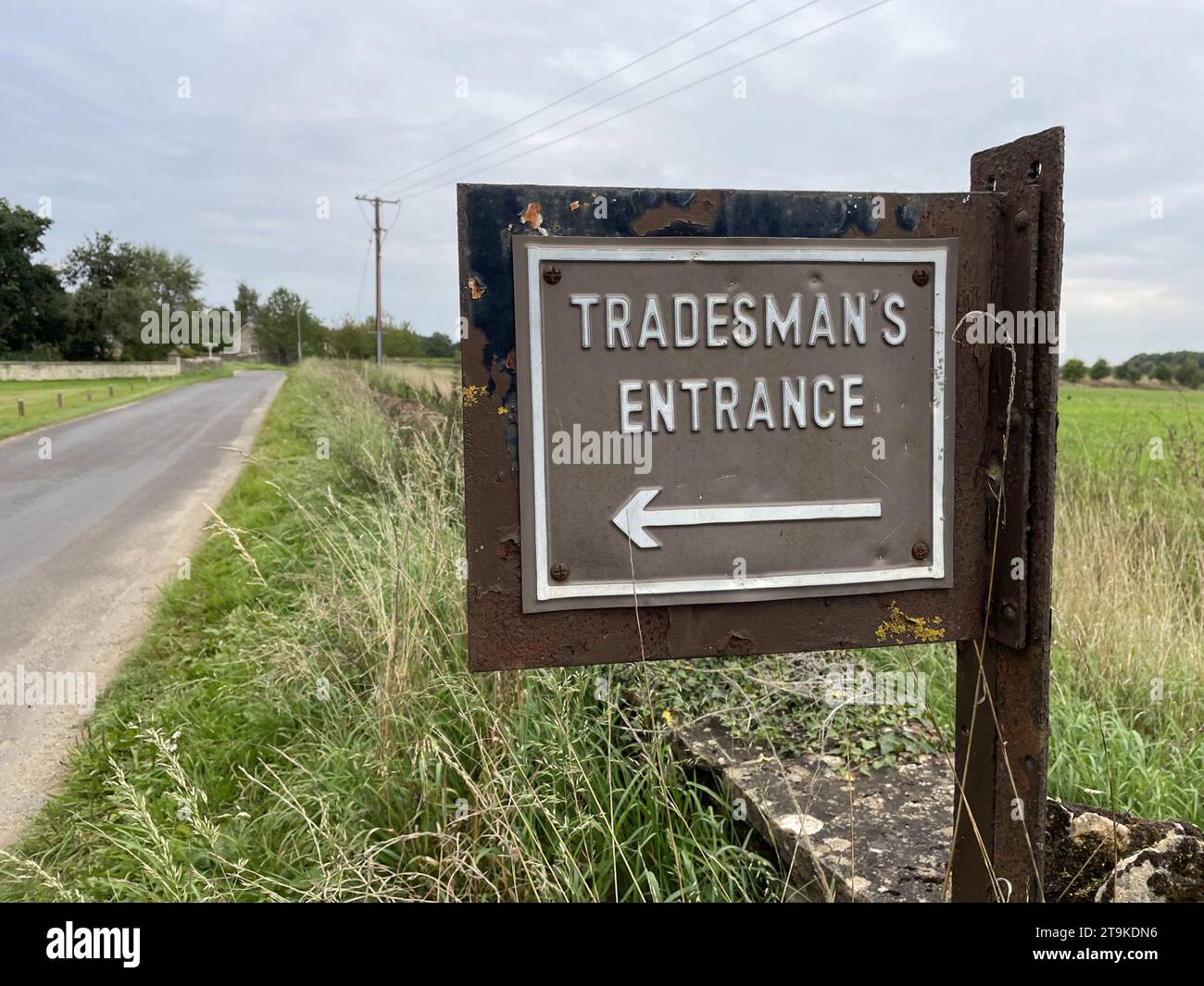 Tradesman's entrance sign Stock Photo - Alamy