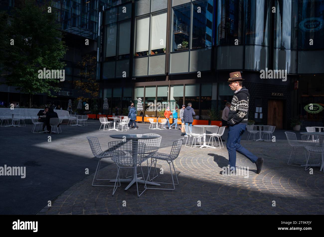 Business square walk street hi-res stock photography and images - Alamy