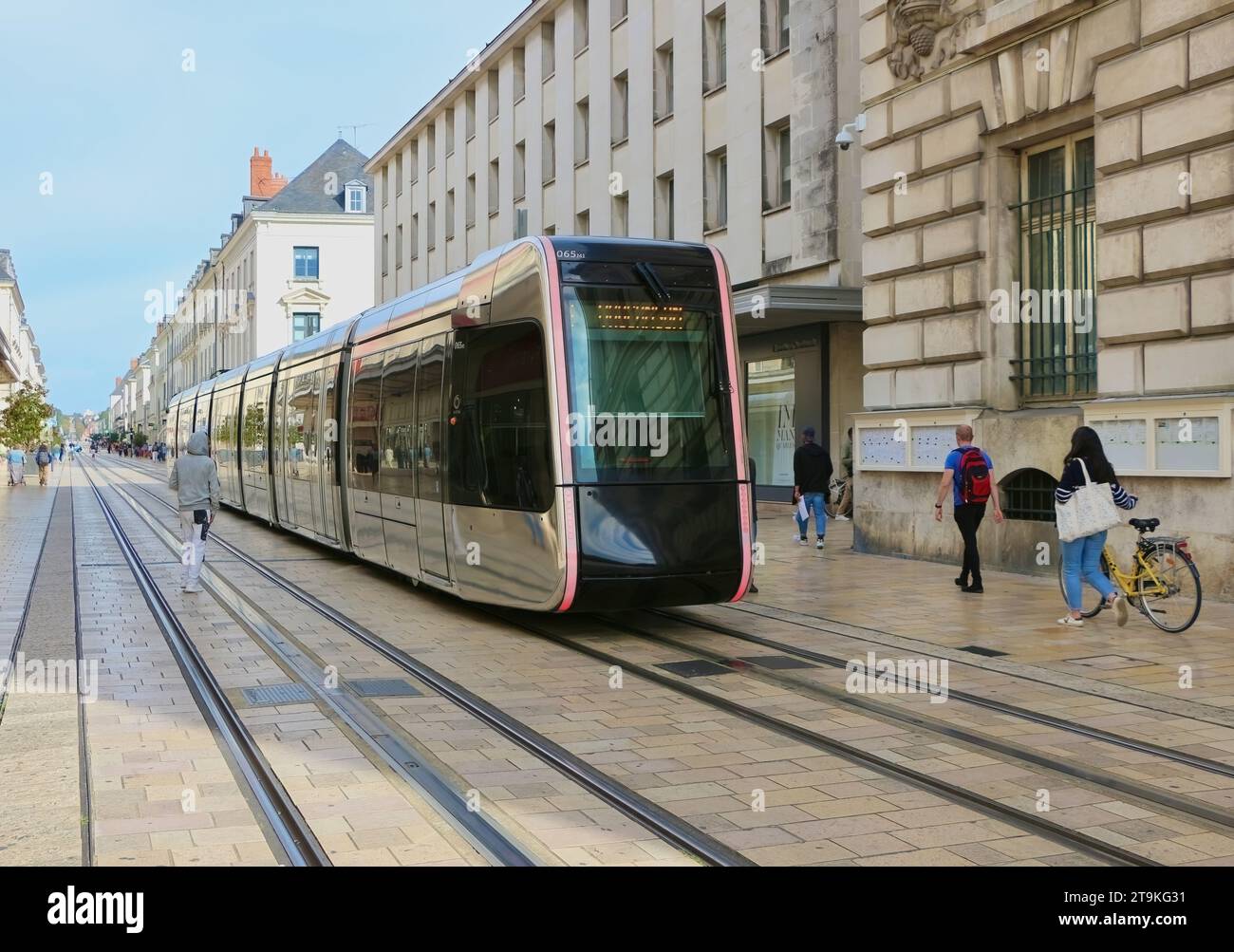 A Citadis 402 train of Tours tramway RBD inaugurated 31 August 2013 Rue ...