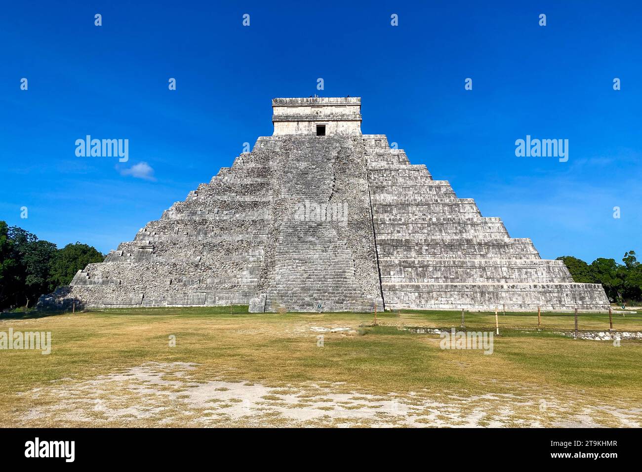 Beautiful view of the maya pyramid in Chichen Itza, Mexico Stock Photo ...