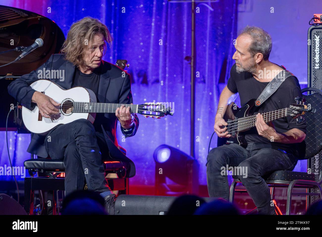 Sting bass guitar hi-res stock photography and images - Alamy