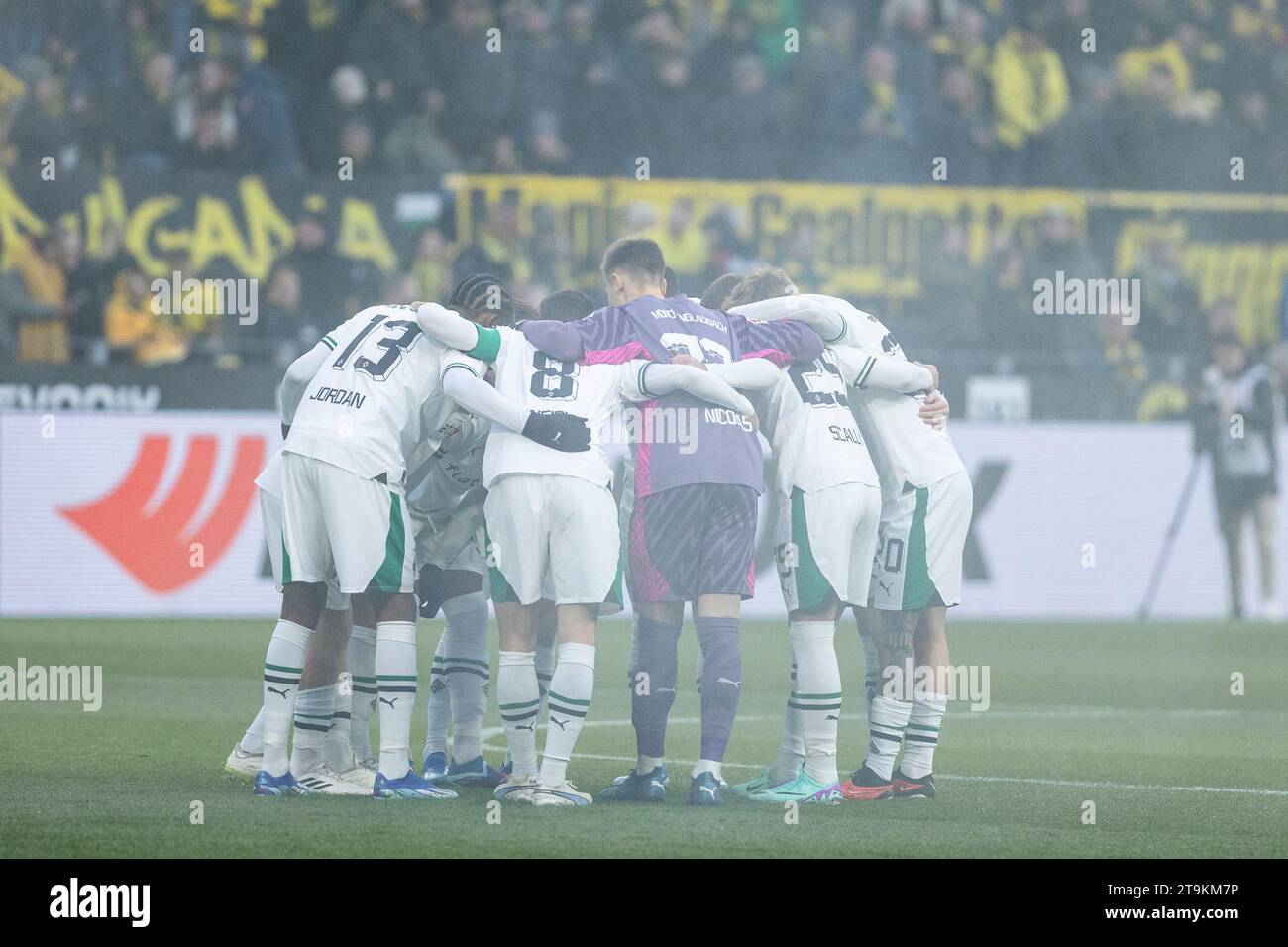 Dortmund, Signal-Iduna-Park, 25.11.23: Gladbacher Mannschaft schwört ...