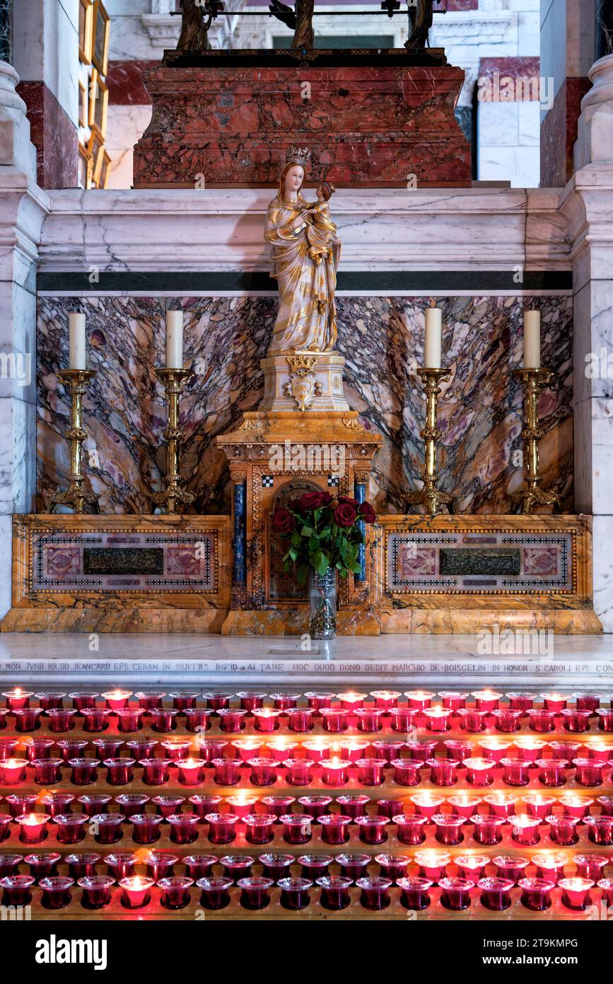 Statue de la Vierge Marie dans la Basilique de Notre Dame de la Garde à ...