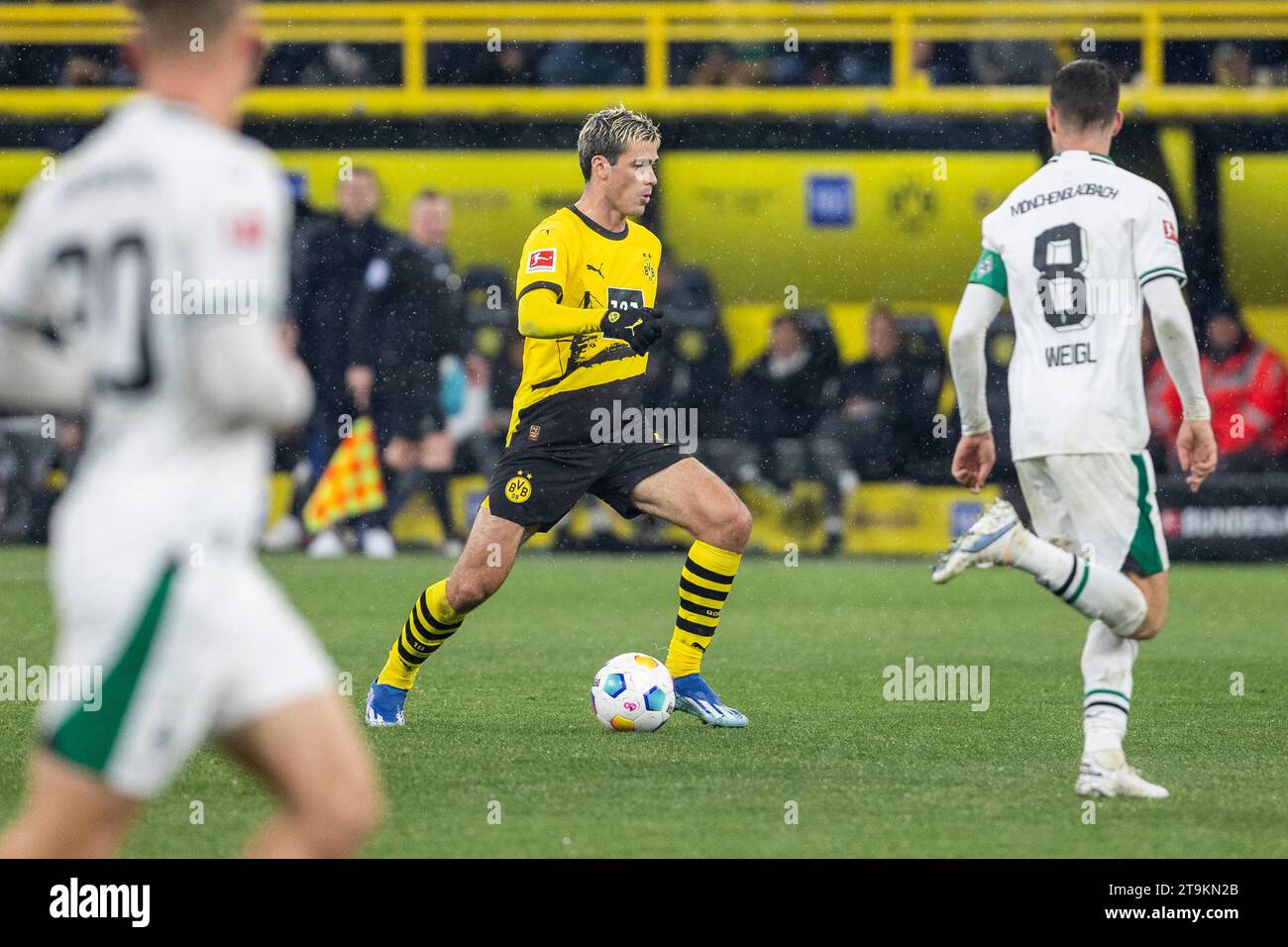 Dortmund, Signal-Iduna-Park, 25.11.23: Giovanni Reyna (Dortmund) am ...