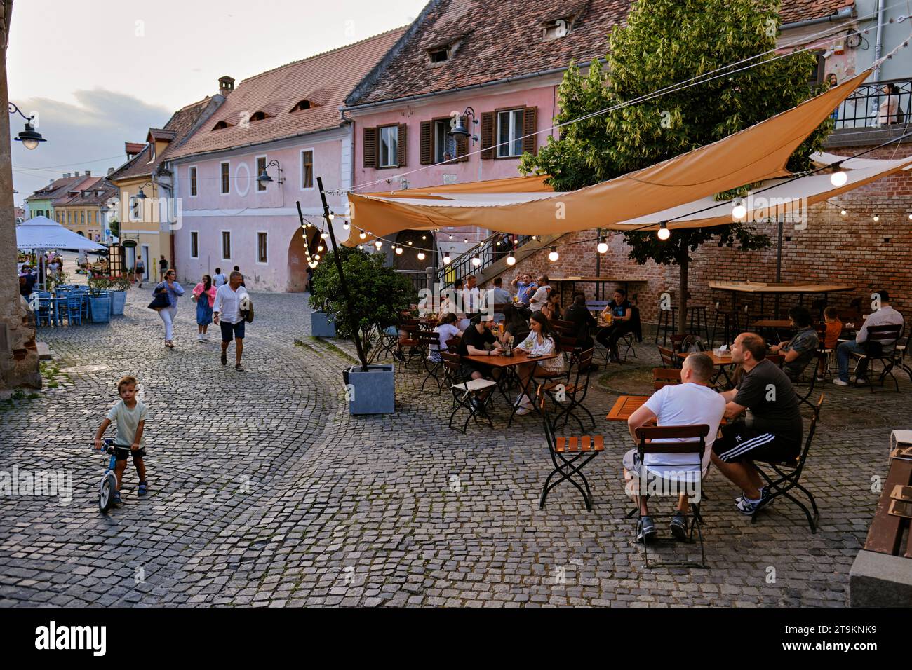 Visitors have their drinks and meal at the Golden Barrel, Butoiul de ...