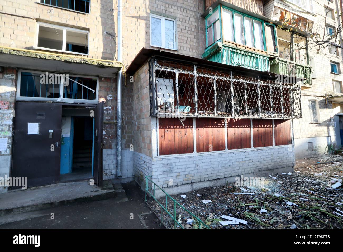 Non Exclusive: KYIV, UKRAINE - NOVEMBER 25, 2023 - Smashed windows are ...