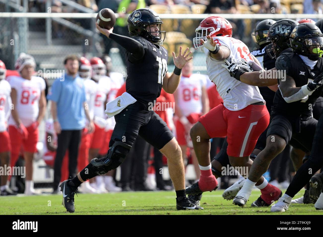 Central Florida quarterback John Rhys Plumlee (10) throws a pass in ...