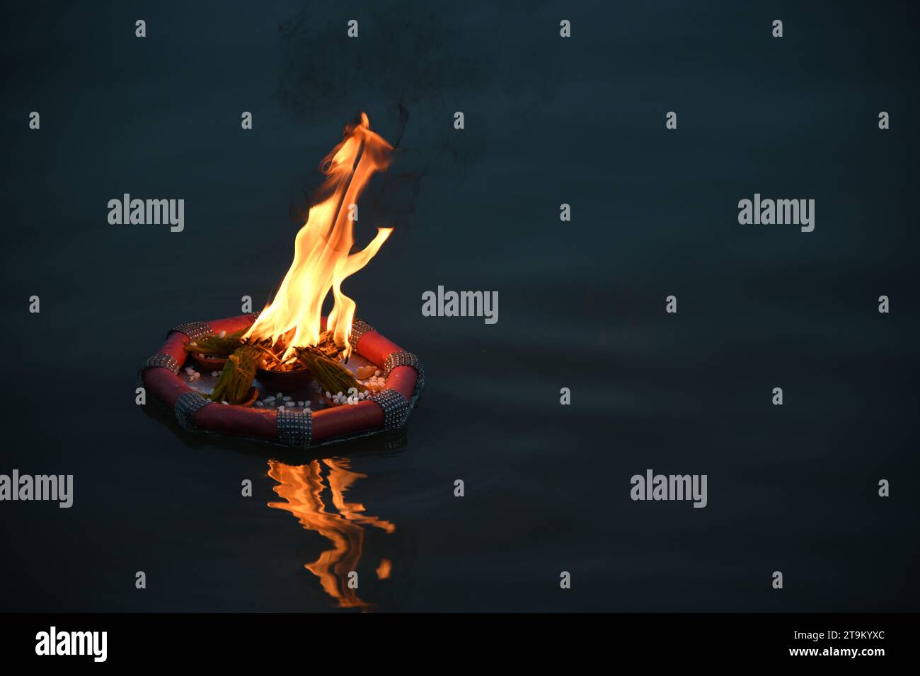 Kolkata, India. 26th Nov, 2023. Hindu devotees offering illuminated ...