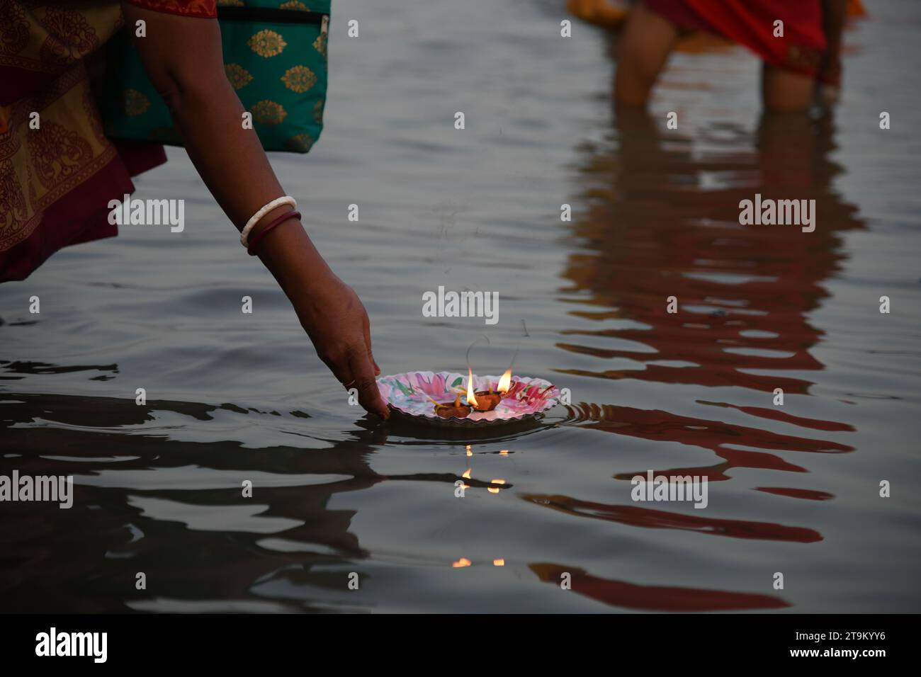 Kolkata, India. 26th Nov, 2023. Hindu devotee offering illuminated diya ...