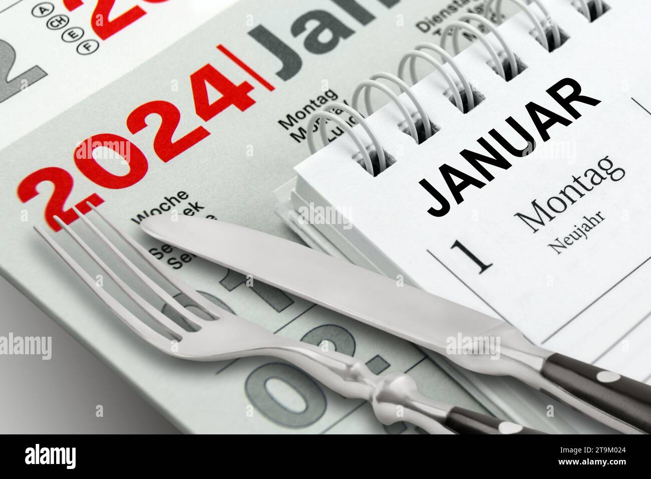 Deutscher Kalender mit Datum 1. Januar 2024 und Besteck Stock Photo - Alamy