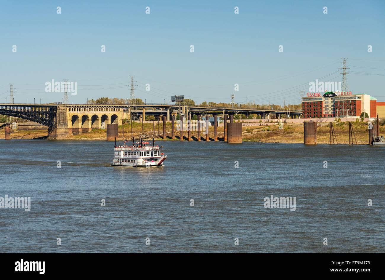 St Louis, MO - 21 October 2023: Gateway Arch Riverboat on cruise on ...