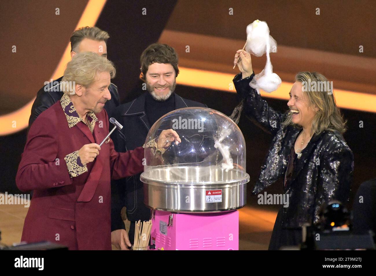 Thomas Gottschalk mit Gary Barlow, Howard Donald und Mark Owen von Take That in der ZDF ...