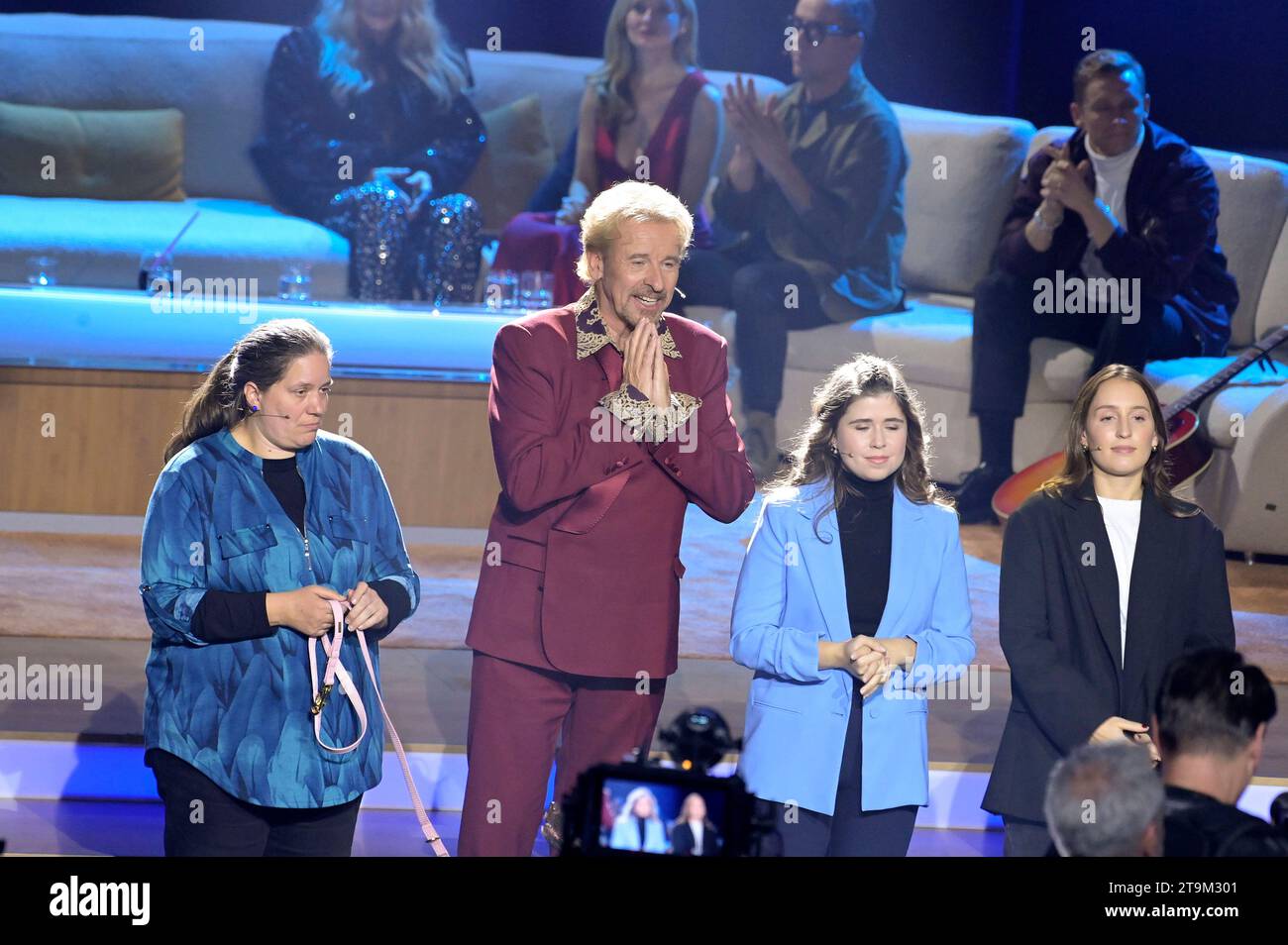 Thomas Gottschalk mit den Wettkandidatinnen Michaela Frank, Hund Amie ...
