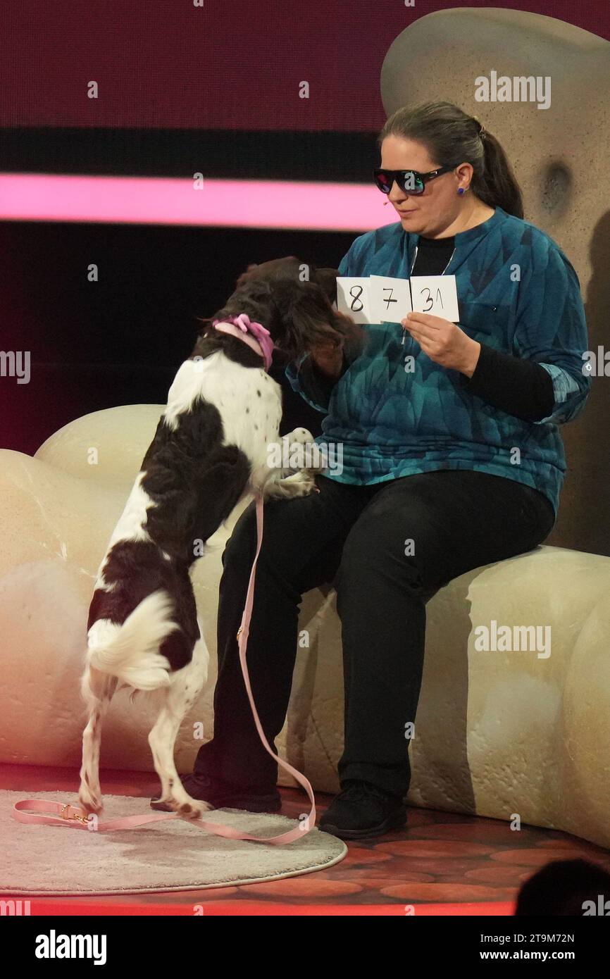 Wettkandidatin Michaela Frank und ihr Hund Amie bei "Wetten dass?" (ZDF ...