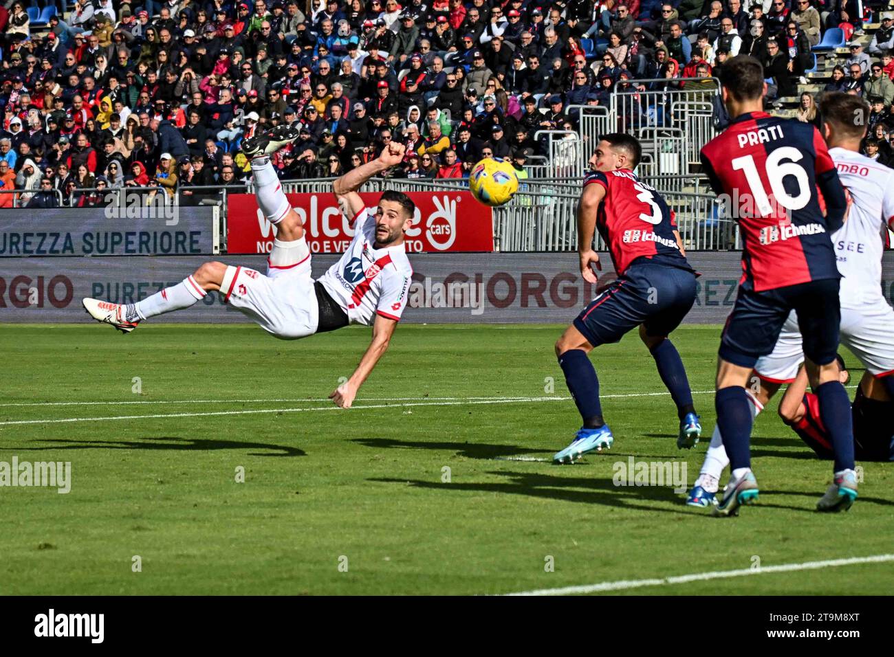 Cagliari, Italy. 26th Nov, 2023. Rovesciata during Cagliari Calcio vs ...
