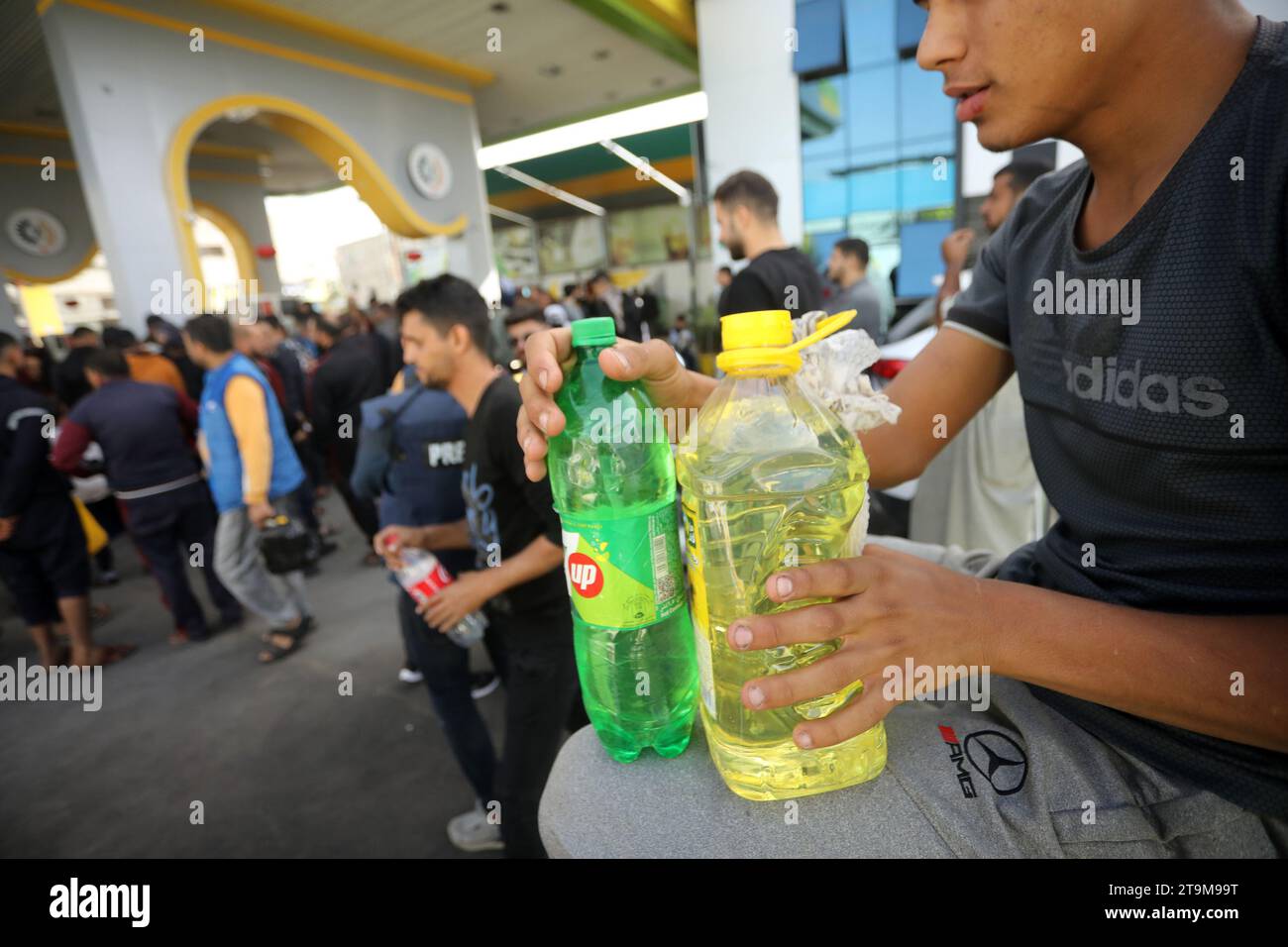 Rafah, Gaza. 25th Nov, 2023. Palestinians queue with jerry cans at a ...