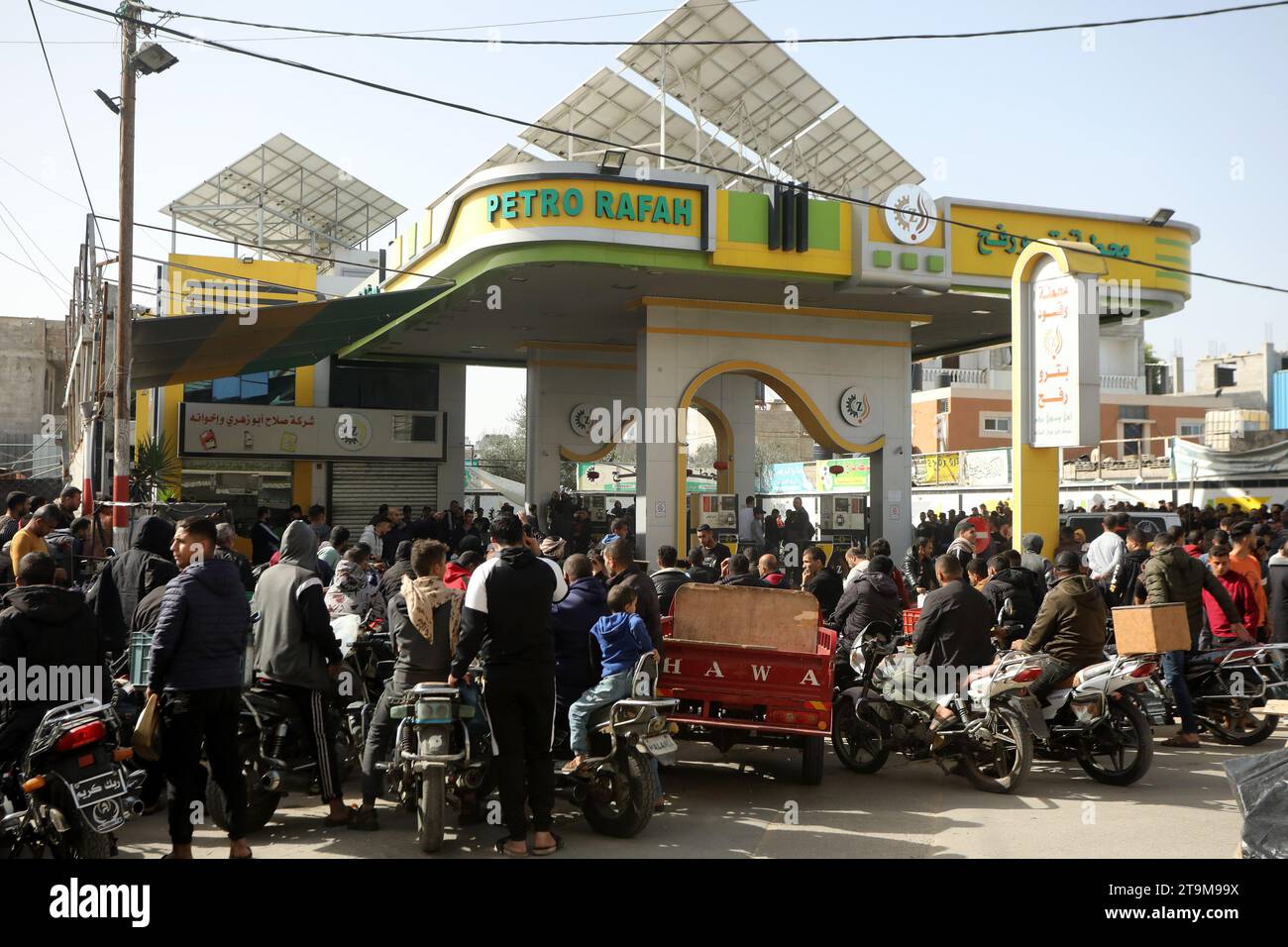Rafah, Gaza. 26th Nov, 2023. Palestinians queue with jerry cans at a ...