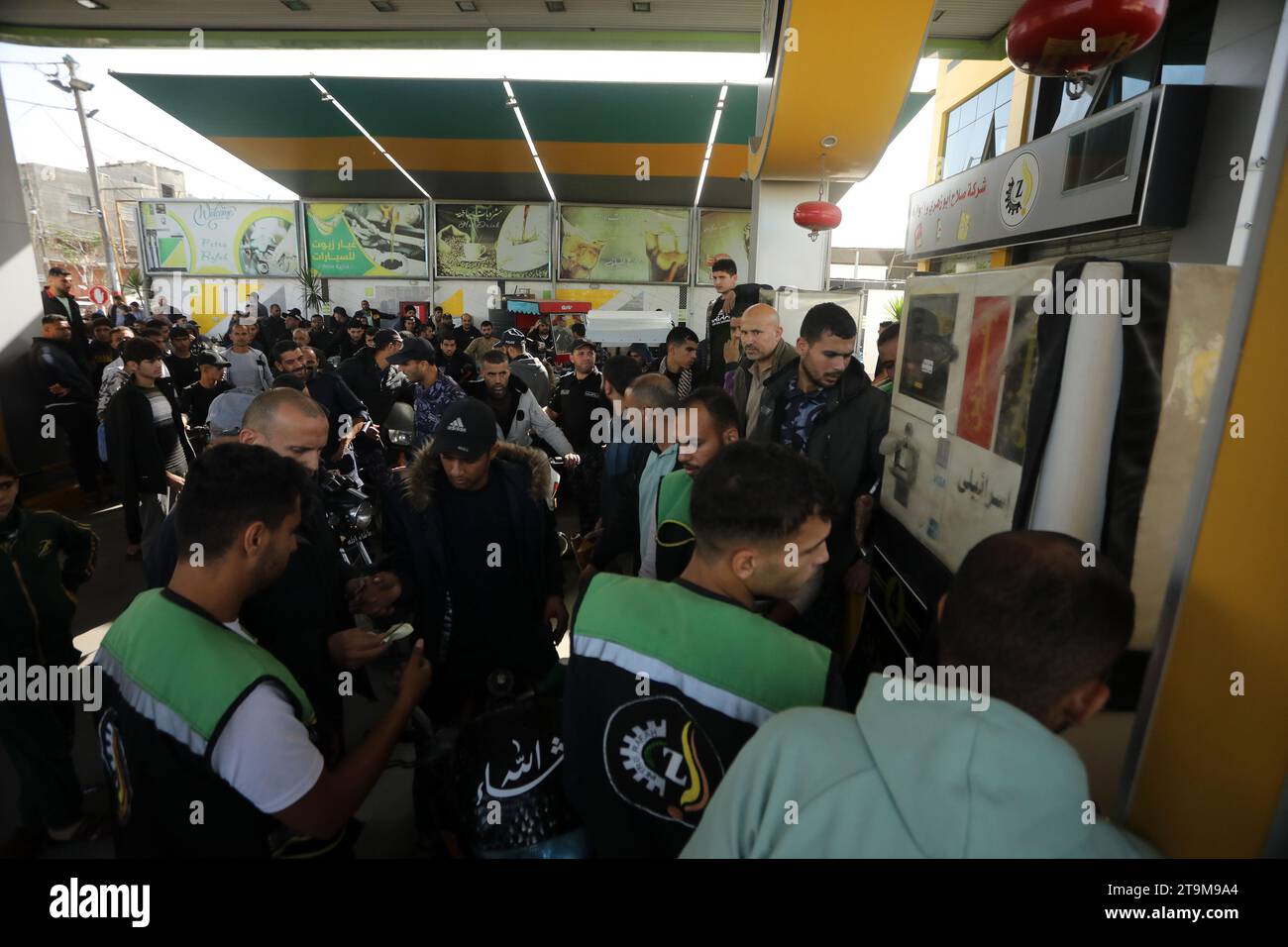 Rafah, Gaza. 25th Nov, 2023. Palestinians queue with jerry cans at a ...