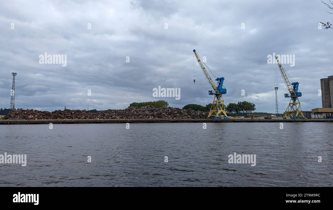 Cranes towering over construction hi-res stock photography and images ...