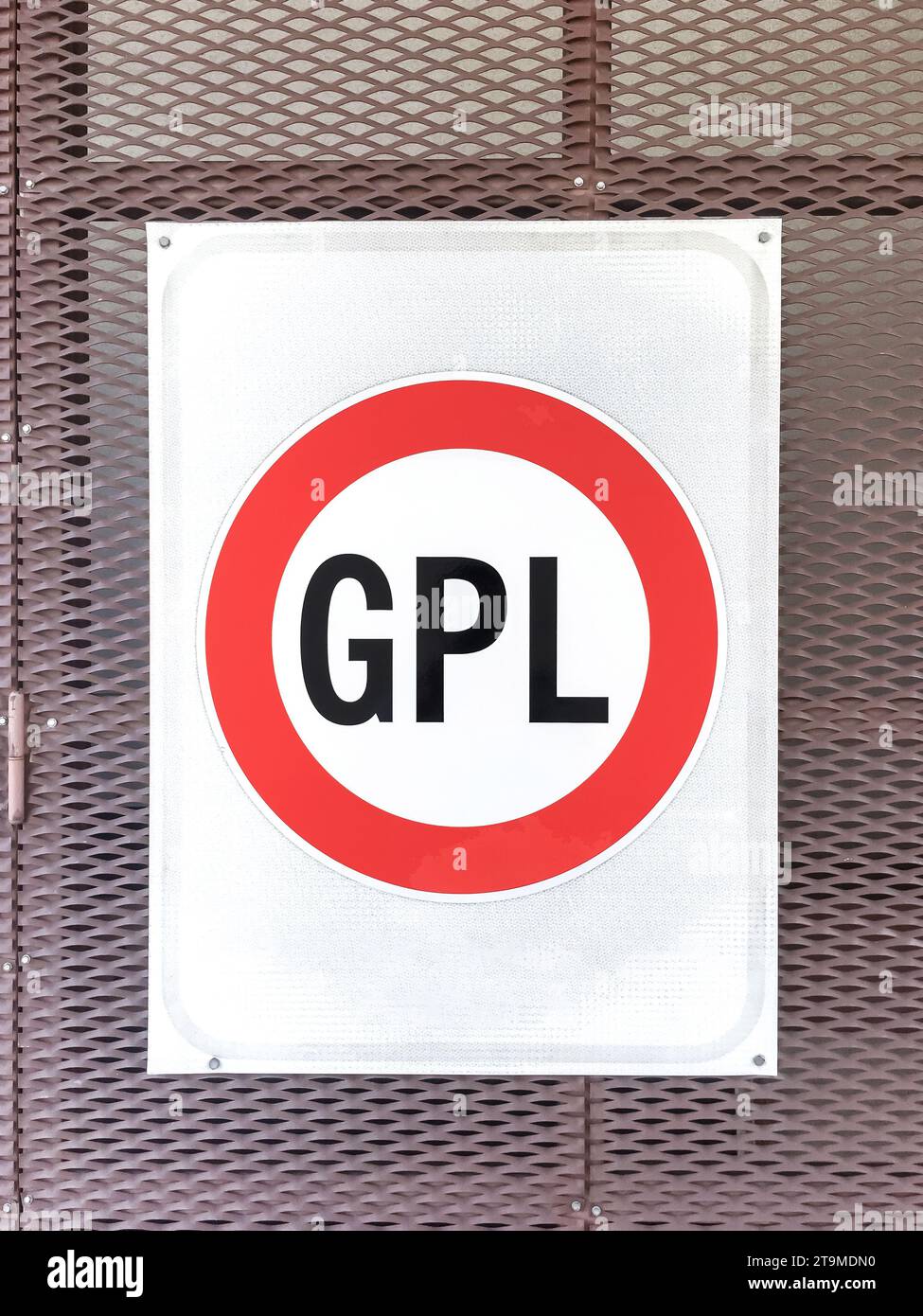 Sign prohibiting access to parking cars with LPG engines. Copy space ...