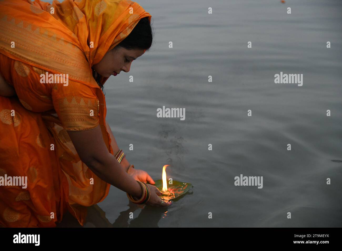 Kolkata, India. 26th Nov, 2023. (11/26/2023) Hindu devotee offering ...