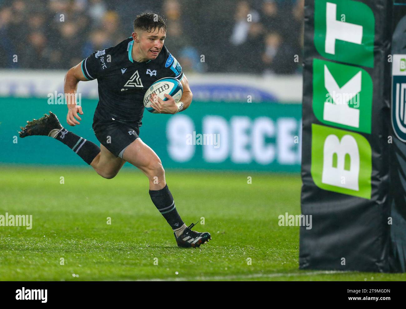 Swansea, UK. 26th Nov, 2023. Dan Edwards of the Ospreys runs in to ...