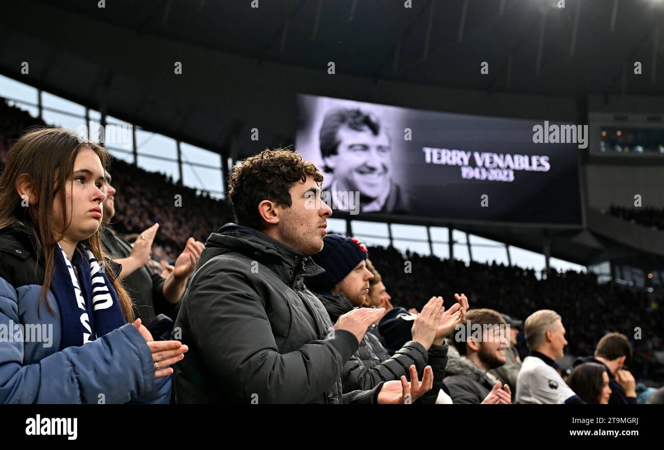 London, UK. 26th Nov, 2023. Fans applaud following the announcement of ...