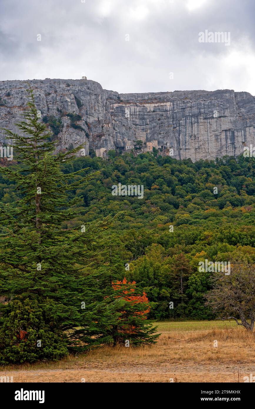 paysage de la sainte baume avec vue sur la plaine du plau d'aups et sur ...