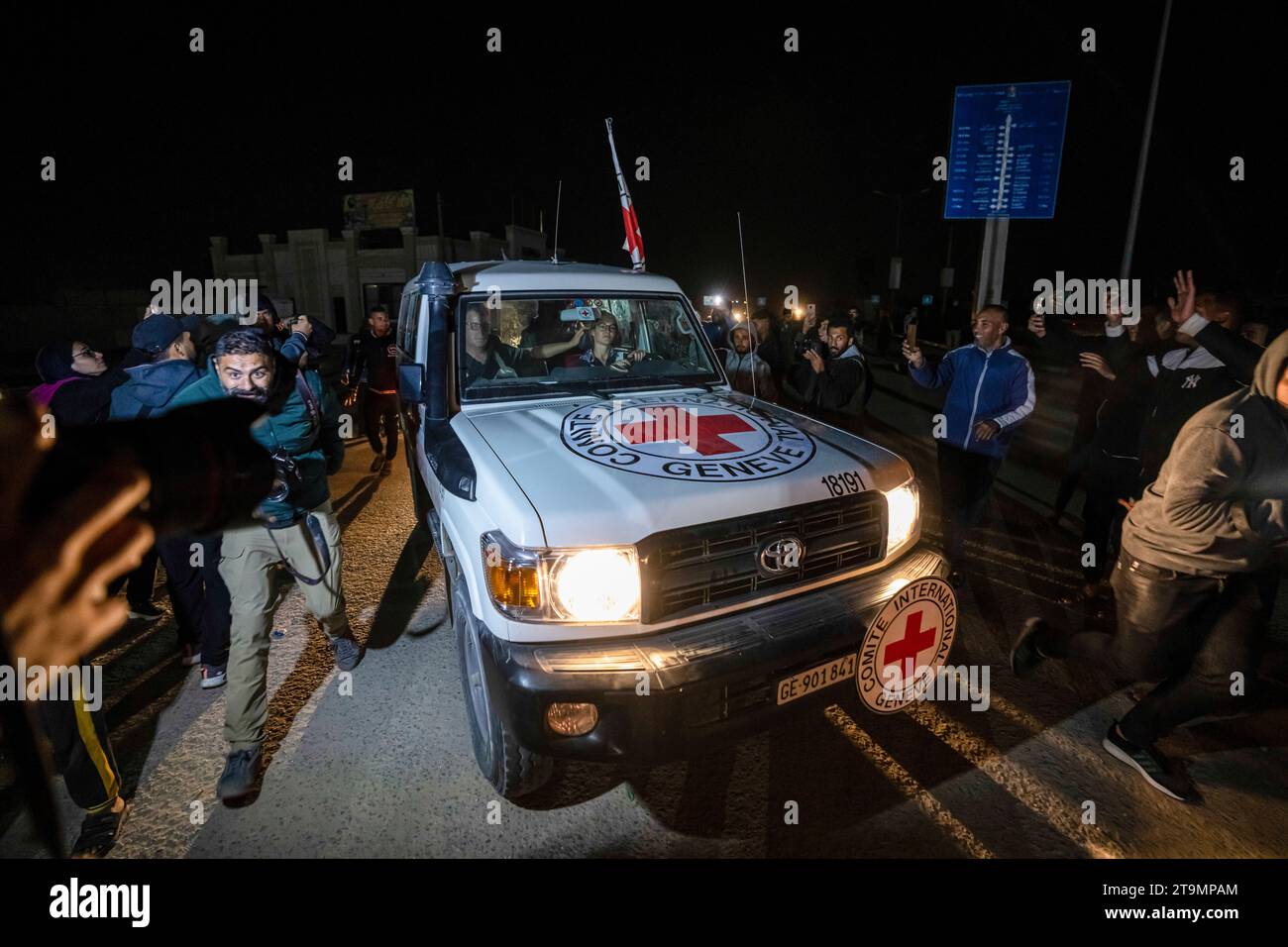 A Red Cross convoy carrying Israeli and foreign hostages heads to Egypt ...