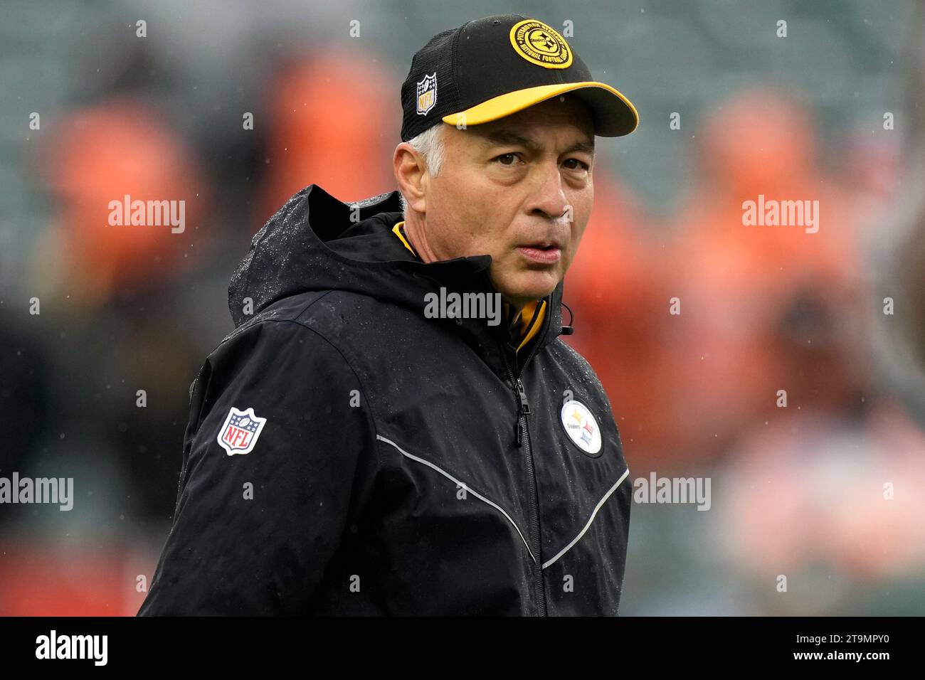 Pittsburgh Steelers offensive coordinator Mike Sullivan watches warmups ...