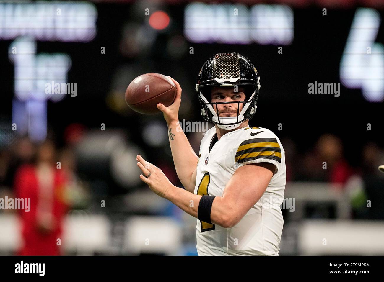 New Orleans Saints quarterback Derek Carr (4) warms up before an NFL ...