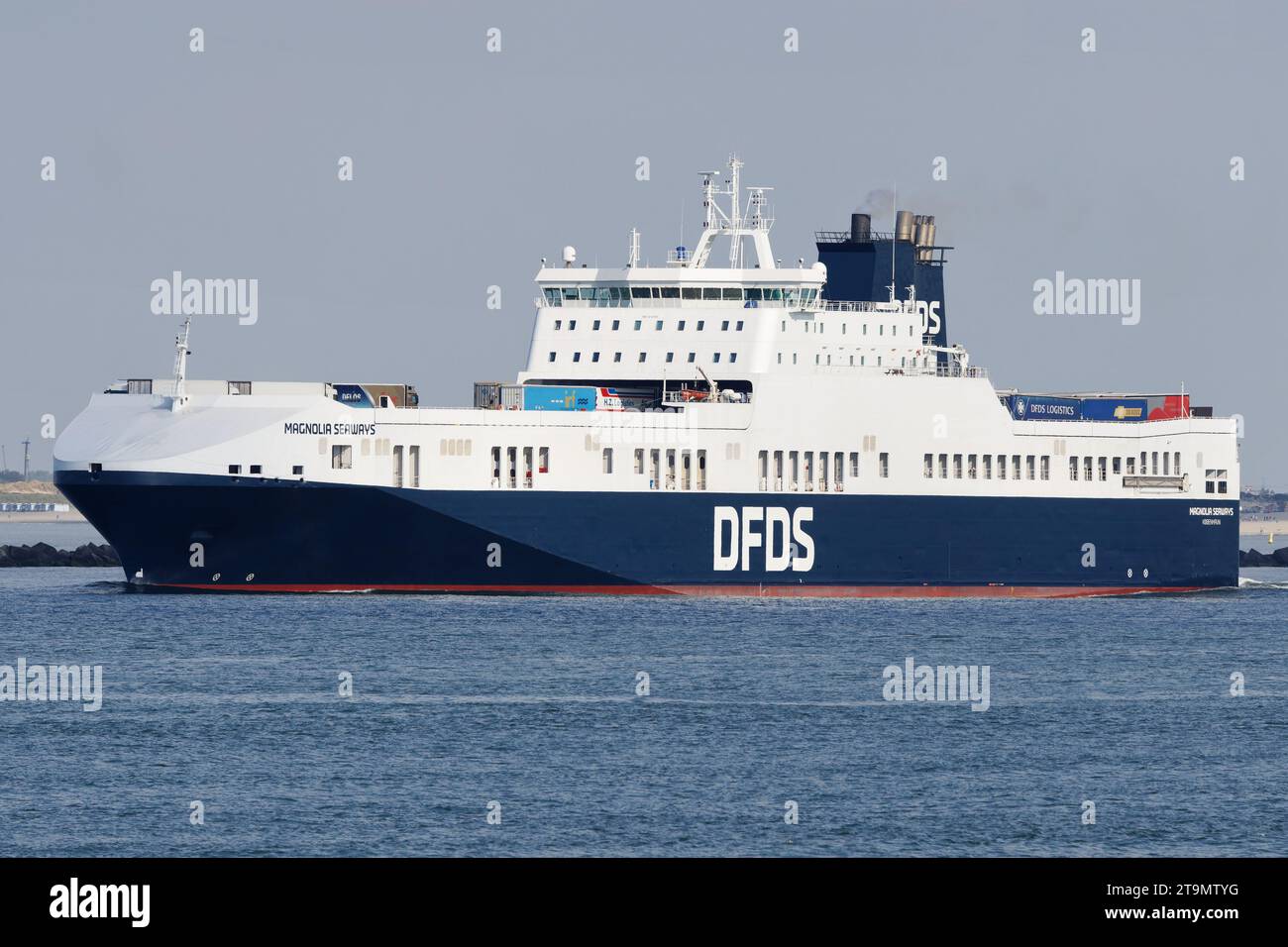 The Ro-Ro cargo ship Magnolia Seaways leaves the port of Rotterdam on ...