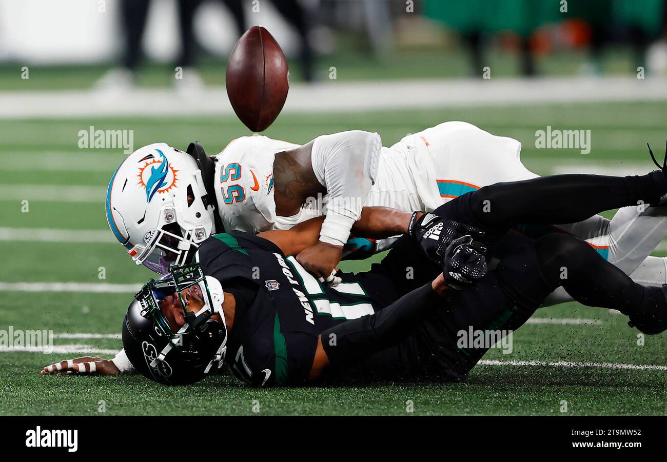 New York Jets wide receiver Garrett Wilson (17) reacts after missing a ...